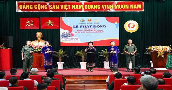 Phát động Chương trình “Một triệu tập vở cho học sinh đồng bào các dân ...