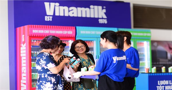 Vinamilk phục vụ miễn phí sản phẩm cho người dân check-in tại các ga ...