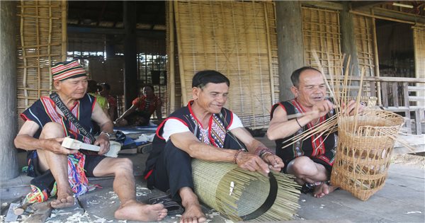 Đan lát mây tre của người Mơ Nâm | Báo Dân tộc và Phát triển