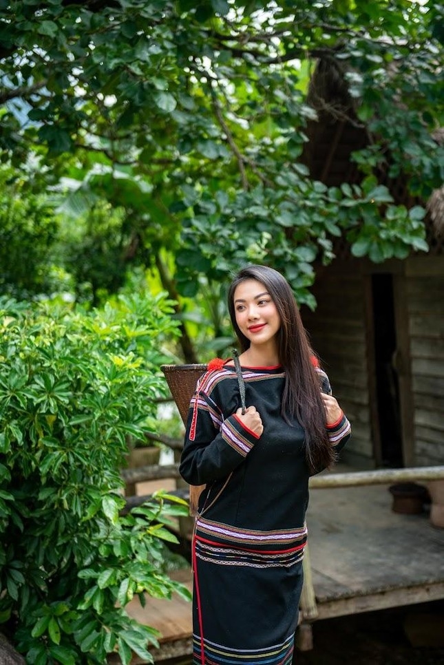 Hoa hậu Tiểu Vy, Á hậu Kim Duyên khoe sắc giữa đại ngàn M’Drak | Báo Dân tộc và Phát triển